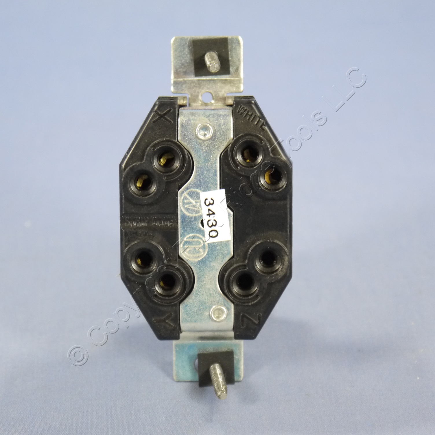 Leviton Non NEMA Locking Receptacle Turn Outlet 30A 120 208V 3 Phase Y