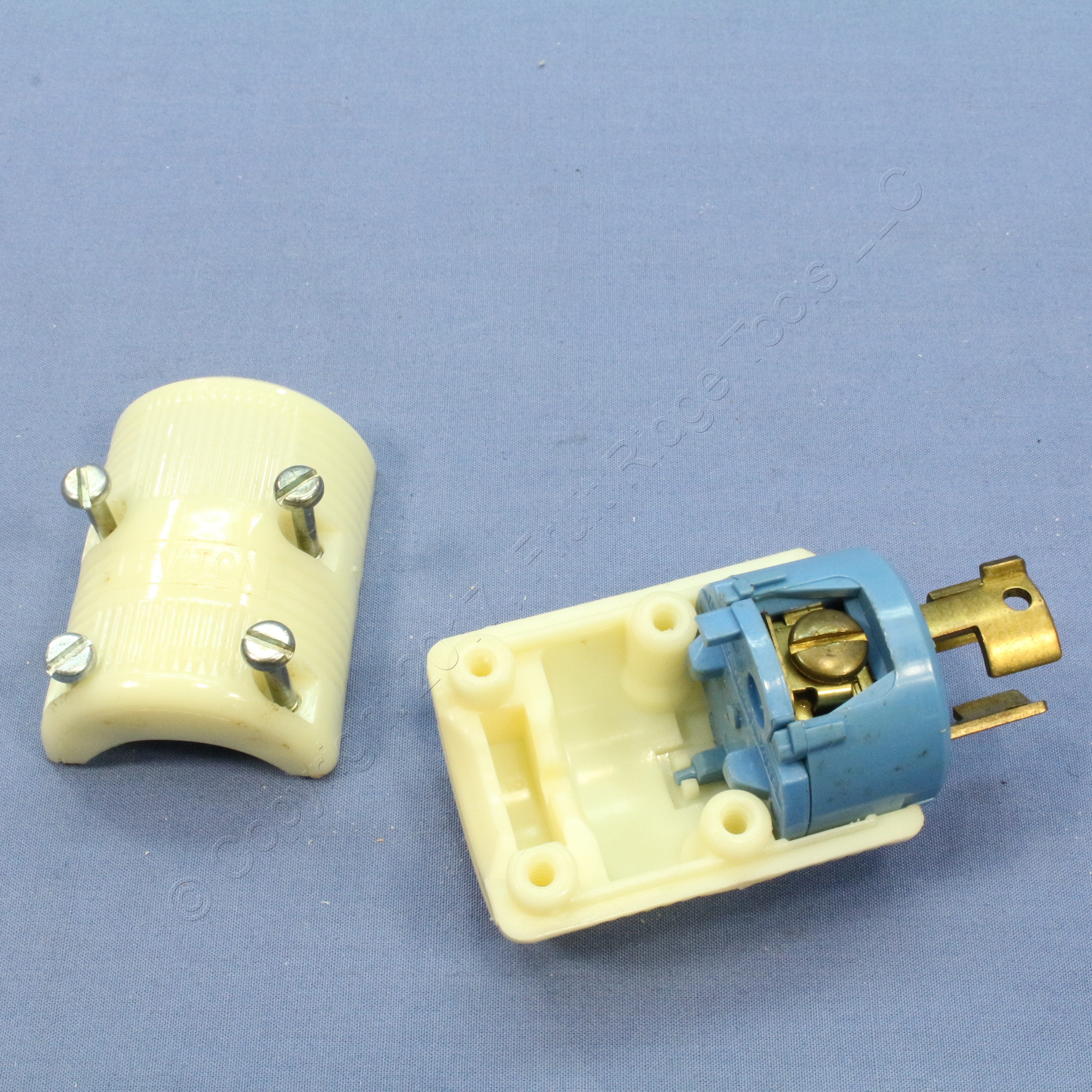 LEVITON TURN LOCKING Plug Twist Lock NEMA L11-15P 15A 250V 3 Oldstyle ... LEVITON TURN LOCKING Plug Twist Lock NEMA L11-15P 15A 250V 3 Oldstyle ...